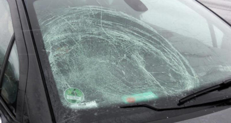 Une voiture enfouie dans un trou sorti de nul part Une voiture enfouie dans un trou sorti de nul part