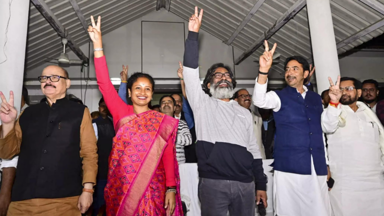 Governor invites Hemant Soren to form govt in Jharkhand, oath on Nov 28 Governor invites Hemant Soren to form govt in Jharkhand, oath on Nov 28