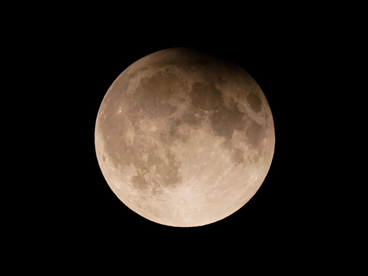 Descubren una enorme estructura oculta bajo la superficie de la Luna Descubren una enorme estructura oculta bajo la superficie de la Luna