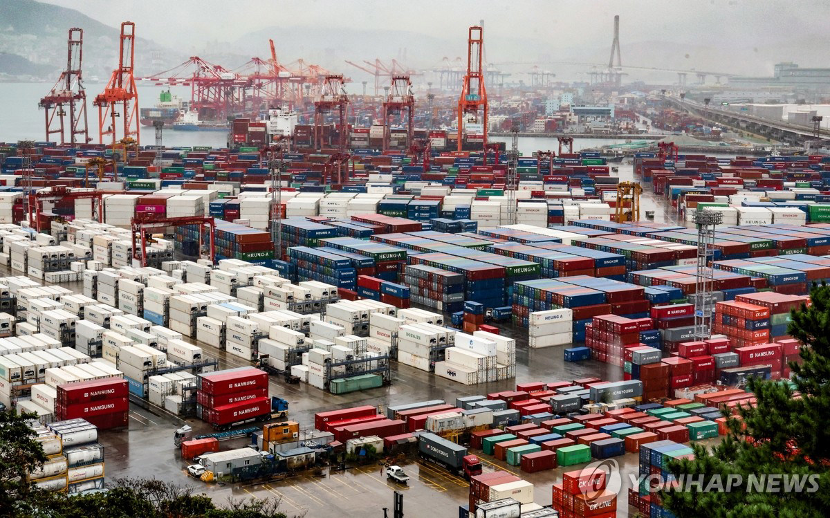 (LEAD) S. Korea's exports estimated to rise 2.2 pct in 2025: think tank (LEAD) S. Korea's exports estimated to rise 2.2 pct in 2025: think tank