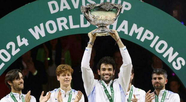 Matteo Berrettini, applausi per lui a Fiumicino al rientro dalla Coppa ... Matteo Berrettini, applausi per lui a Fiumicino al rientro dalla Coppa ...