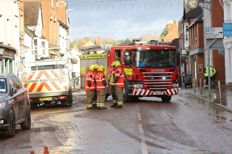 Brits told to 'get back' as Storm Bert flood sends wave crashing ... Brits told to 'get back' as Storm Bert flood sends wave crashing ...