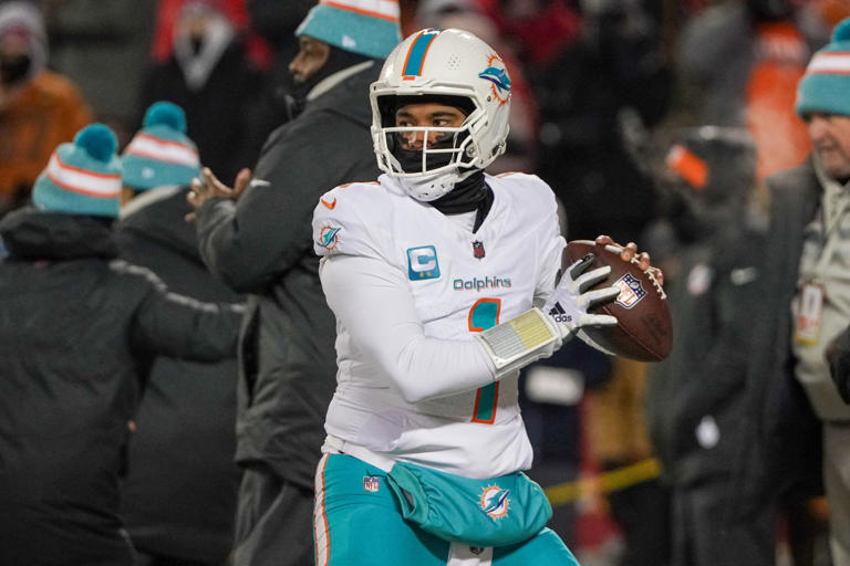 Miami Dolphins' Tua Tagovailoa tries to slay cold weather at Cleveland