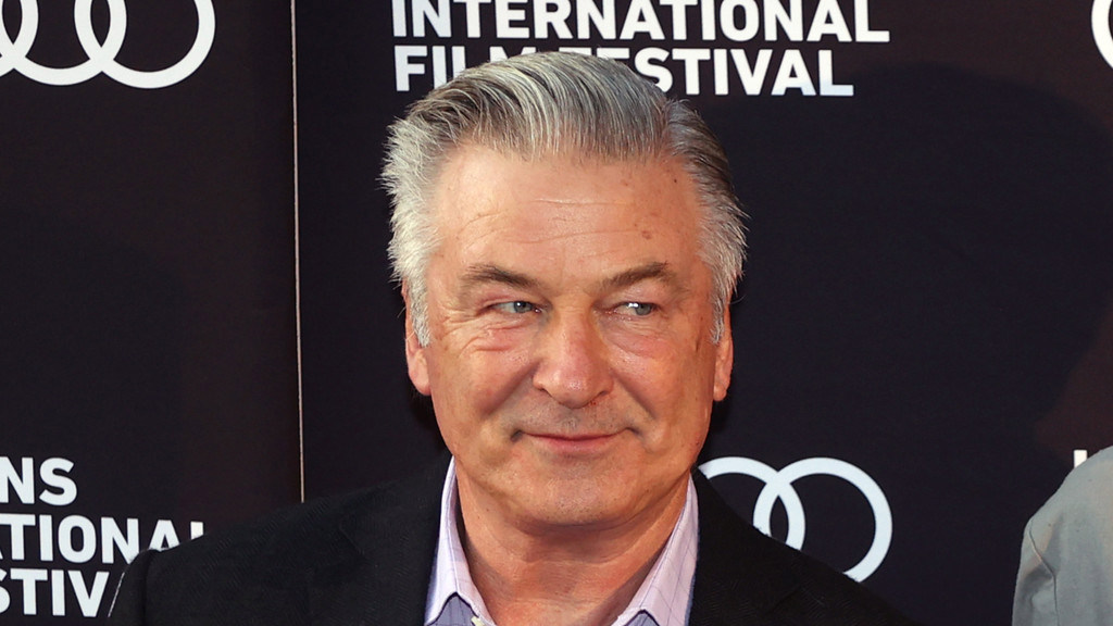 Alec Baldwin explains why he's refusing to watch Rust Alec Baldwin explains why he's refusing to watch Rust