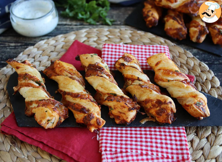 Maxi flaky twists (tomato, ham, mozzarella, parsley)