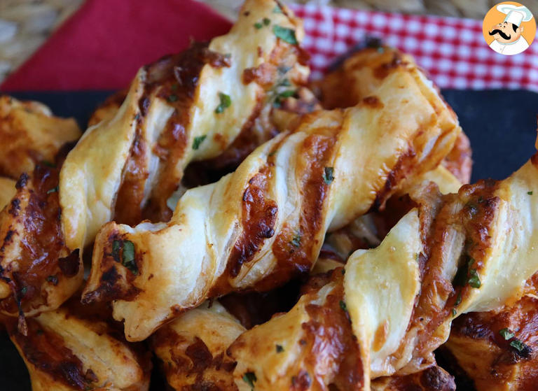 Maxi flaky twists (tomato, ham, mozzarella, parsley)