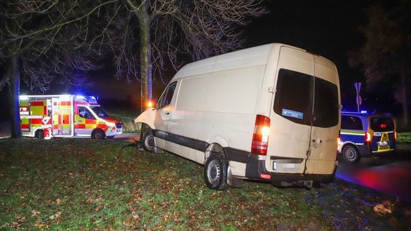 Schwerer Unfall auf B431: Sprinter rast im Kreisel gegen Baum Schwerer Unfall auf B431: Sprinter rast im Kreisel gegen Baum