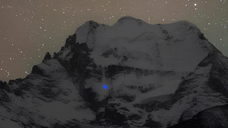 Mysterious blue flashes captured during avalanche on China's Mount ... Mysterious blue flashes captured during avalanche on China's Mount ...