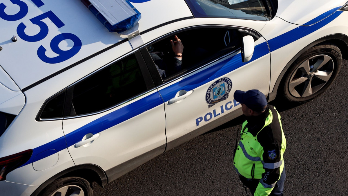 Λαμία: Αυτοκίνητο κρεμάστηκε στο κενό - «Ήμουν αφηρημένος», είπε ο οδηγός