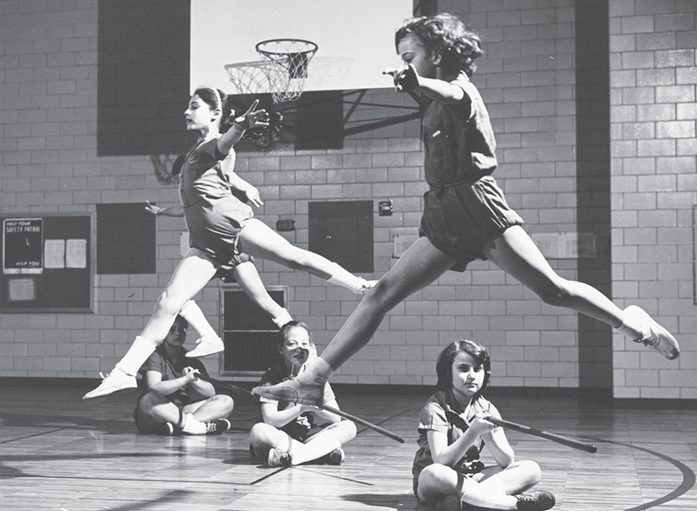 23 Photos of Old School Gym Class in the '60s and '70s