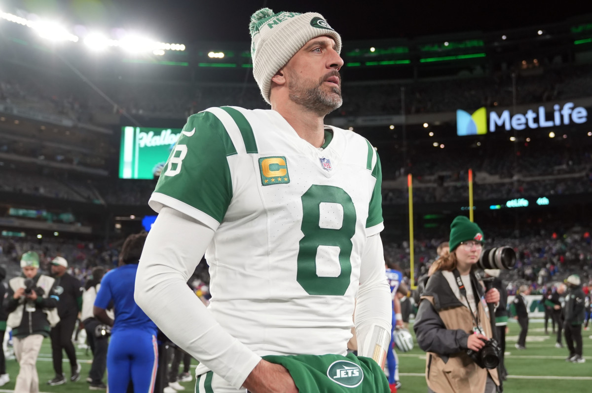 Steelers’ First Post After Signing Aaron Rodgers Turns Heads