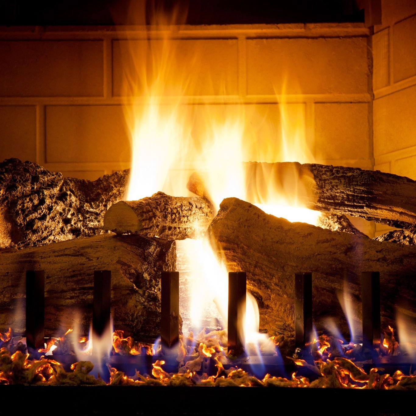 Gas vs. Electric Fireplaces: Here’s How to Choose One for Your Home