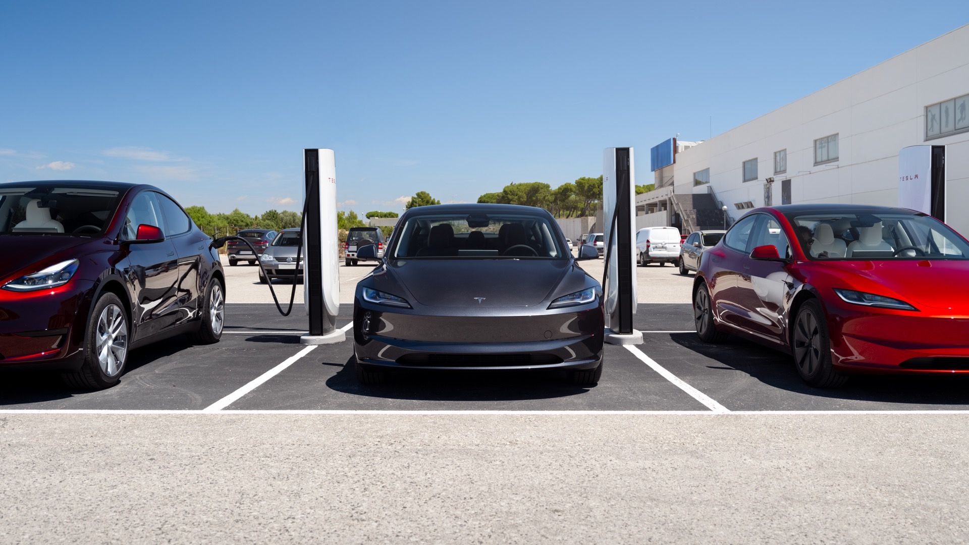 Longer Cables, Vehicle Identification Highlight Tesla Supercharger Updates