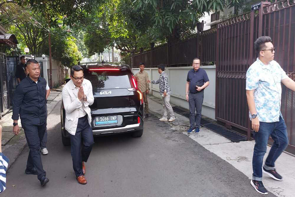 Ridwan Kamil Sambangi Rumah Bahlil Jelang Pencoblosan Pilkada Jakarta Ridwan Kamil Sambangi Rumah Bahlil Jelang Pencoblosan Pilkada Jakarta