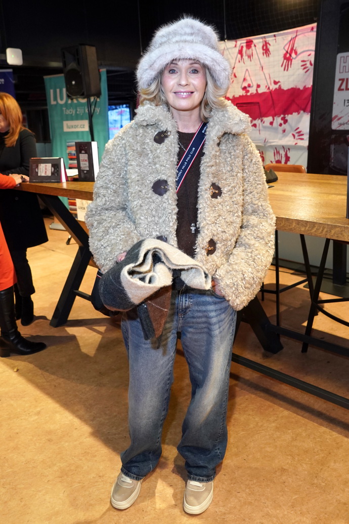 Módní souboj huňatých klobouků: Raperka Sharlota i moderátorka Tereza ...