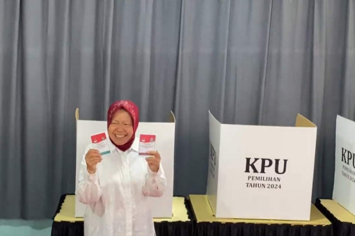 Risma Bersama Suami dan Anak Keduanya Nyoblos di TPS 16 Kecamatan Wiyung Risma Bersama Suami dan Anak Keduanya Nyoblos di TPS 16 Kecamatan Wiyung