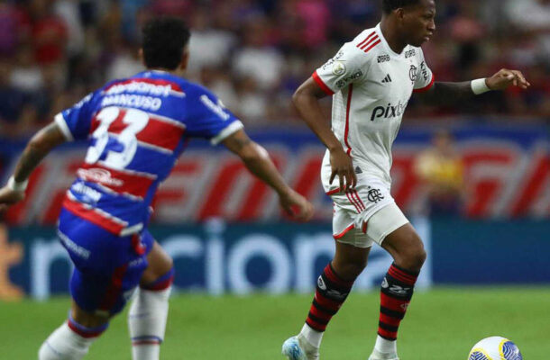 Filipe Luiz explica esquema com quatro atacantes Filipe Luiz explica esquema com quatro atacantes