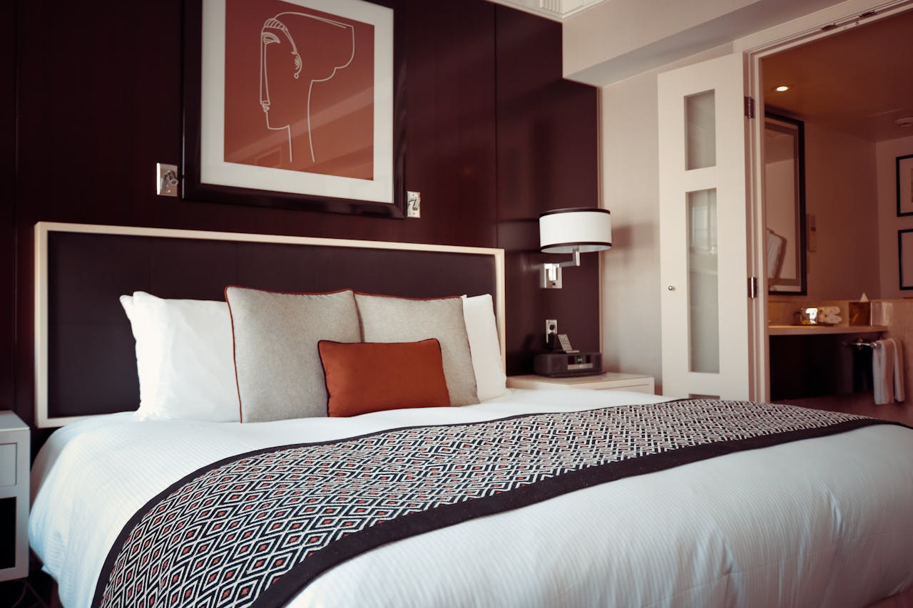 10 hotel room mistakes you should never make during your stay