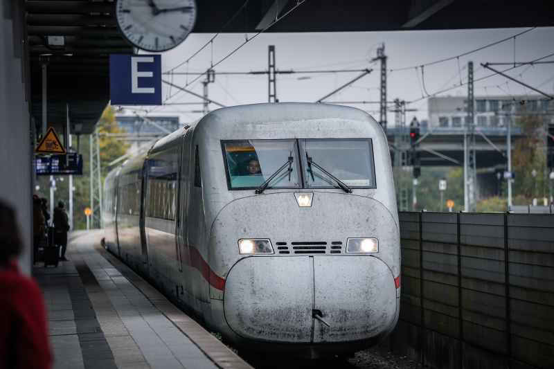 Blitzeinschlag legt Zugverkehr lahm: Diese Strecken sind jetzt betroffen Blitzeinschlag legt Zugverkehr lahm: Diese Strecken sind jetzt betroffen