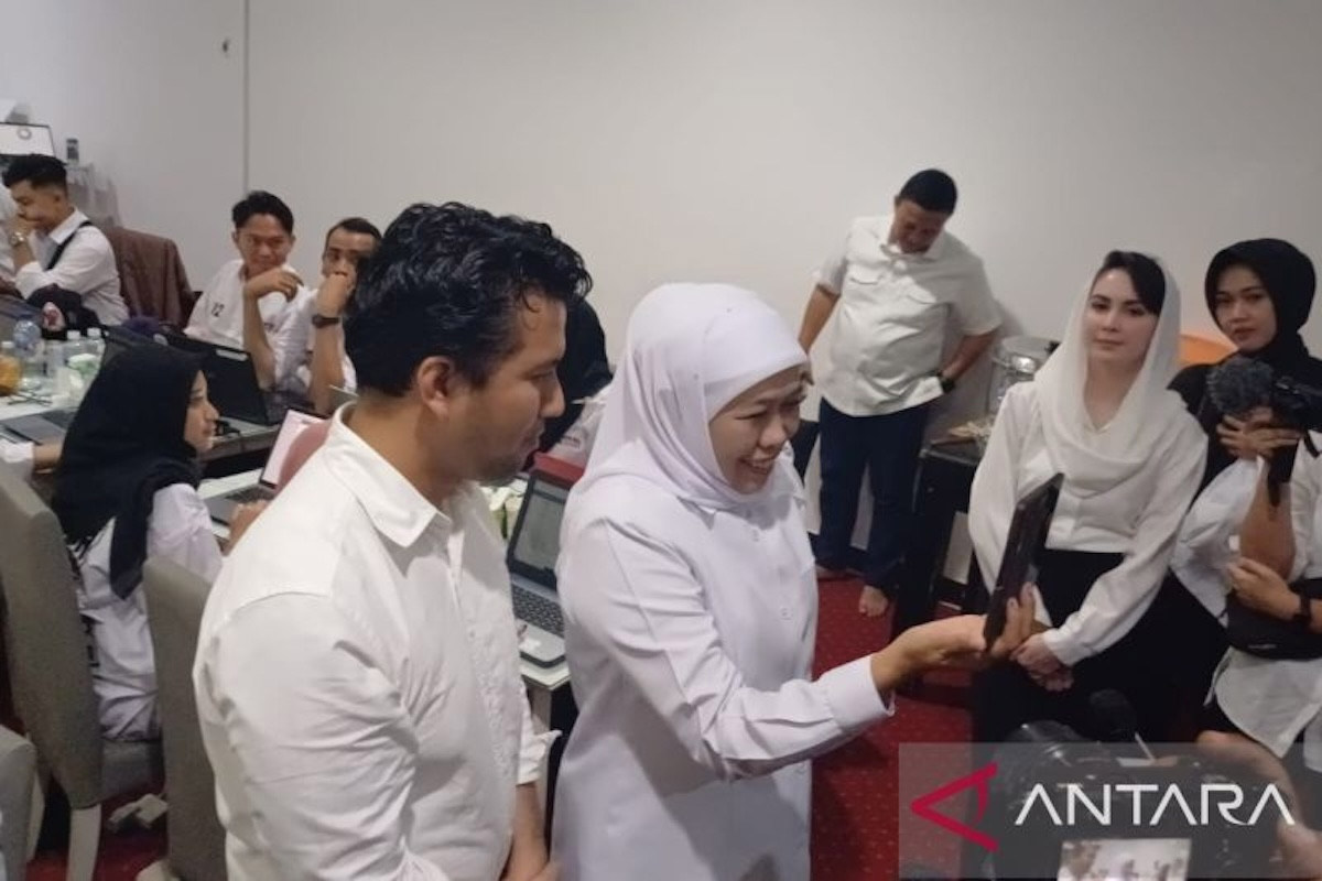 Unggul Versi Quick Count, Khofifah-Emil Dapat Ucapan Selamat dari Jokowi Unggul Versi Quick Count, Khofifah-Emil Dapat Ucapan Selamat dari Jokowi