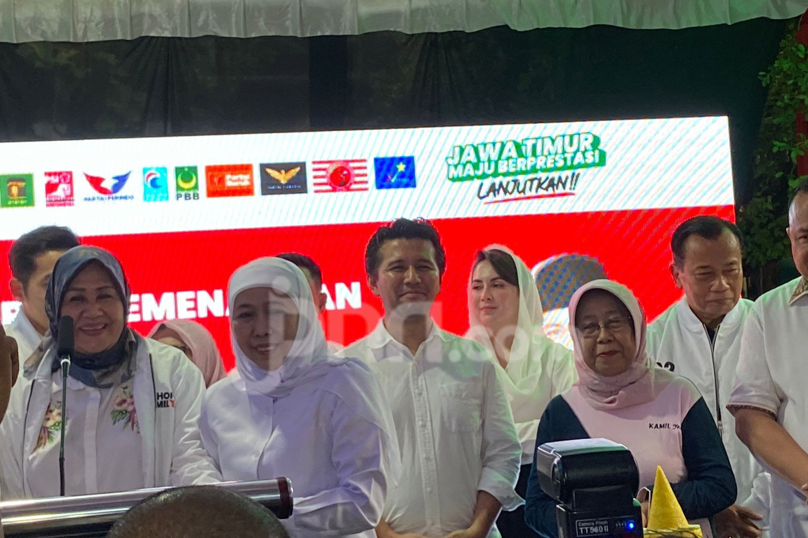 Unggul Hasil Quick Count, Khofifah-Emil Gelar Syukuran di Posko Pemenangan Unggul Hasil Quick Count, Khofifah-Emil Gelar Syukuran di Posko Pemenangan