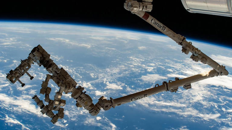 Astronaut catches Dextre space robot 'busting a move' outside ISS — for ... Astronaut catches Dextre space robot 'busting a move' outside ISS — for ...