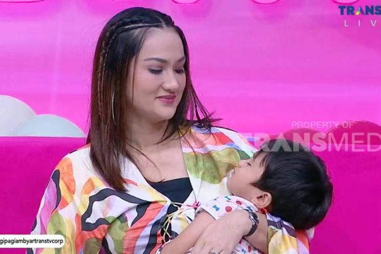 Tengku Dewi Siap-siap Boyong Anak Pindah ke Bali, Sengaja Pisahkan Anak ... Tengku Dewi Siap-siap Boyong Anak Pindah ke Bali, Sengaja Pisahkan Anak ...