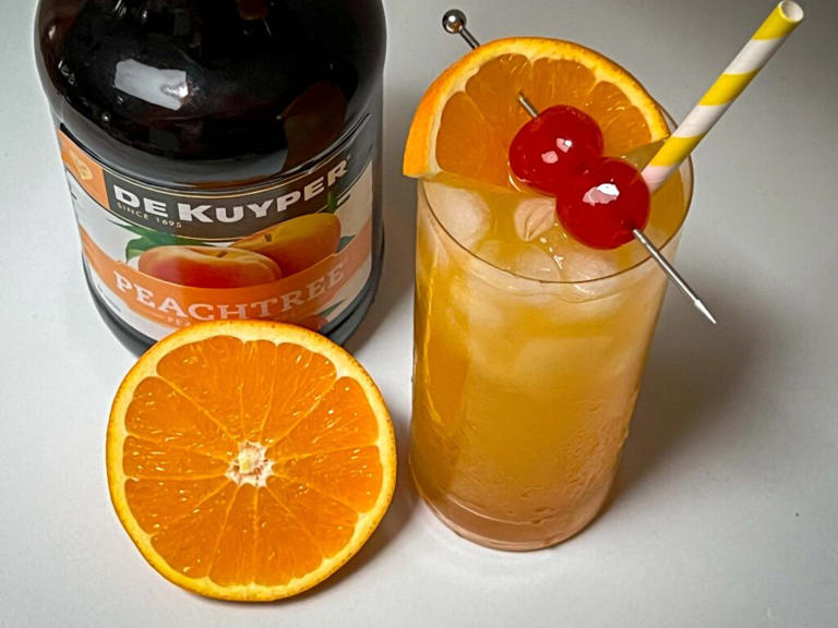 Fuzzy Navel: Sweet 2-Ingredient Cocktail