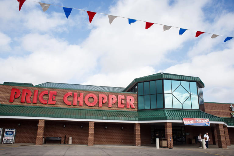 How late are Des Moines metro grocery stores open on Christmas Eve?