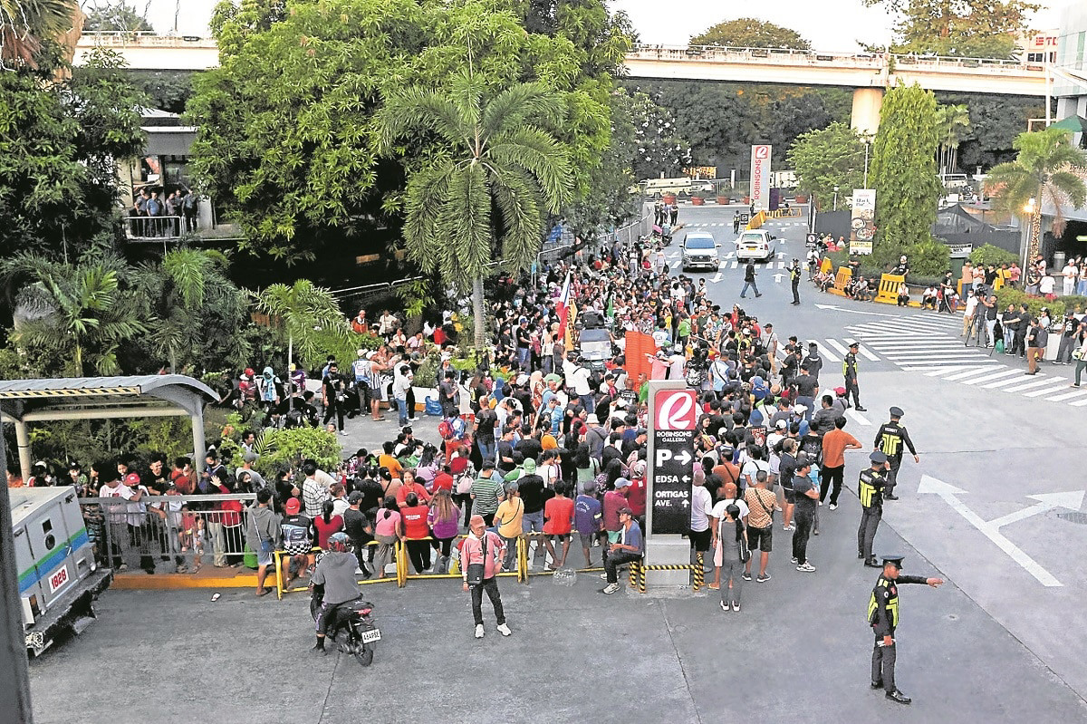House panel pauses probe so VP Duterte can also face NBI House panel pauses probe so VP Duterte can also face NBI