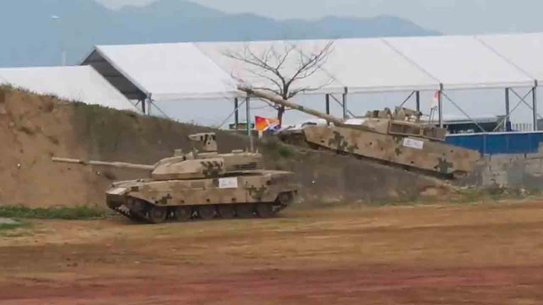 Video shows moment Chinese VT4 tank breaks down during demonstration at ... Video shows moment Chinese VT4 tank breaks down during demonstration at ...