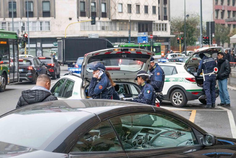 Milano, auto non si ferma all’alt in piazzale Loreto: scatta l ... Milano, auto non si ferma all’alt in piazzale Loreto: scatta l ...