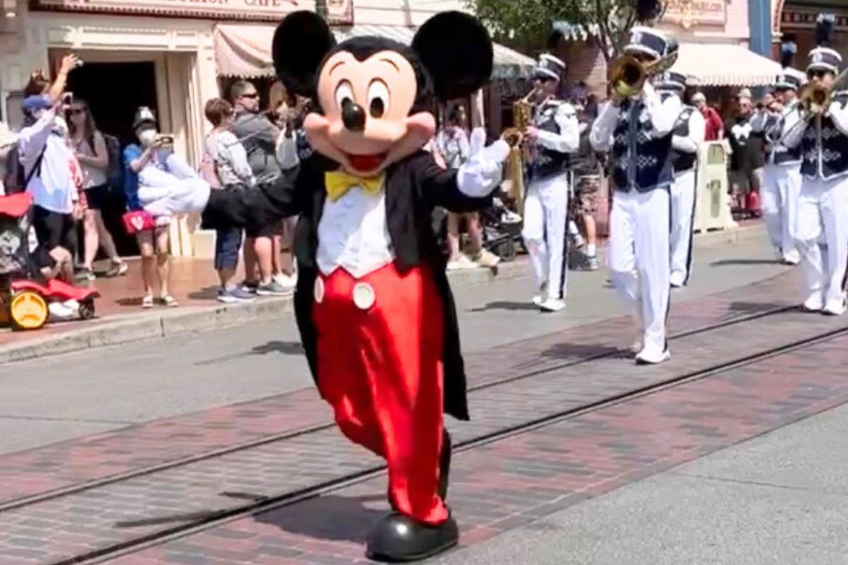 10 Shocking Things Mickey Mouse Can’t Do With Guests