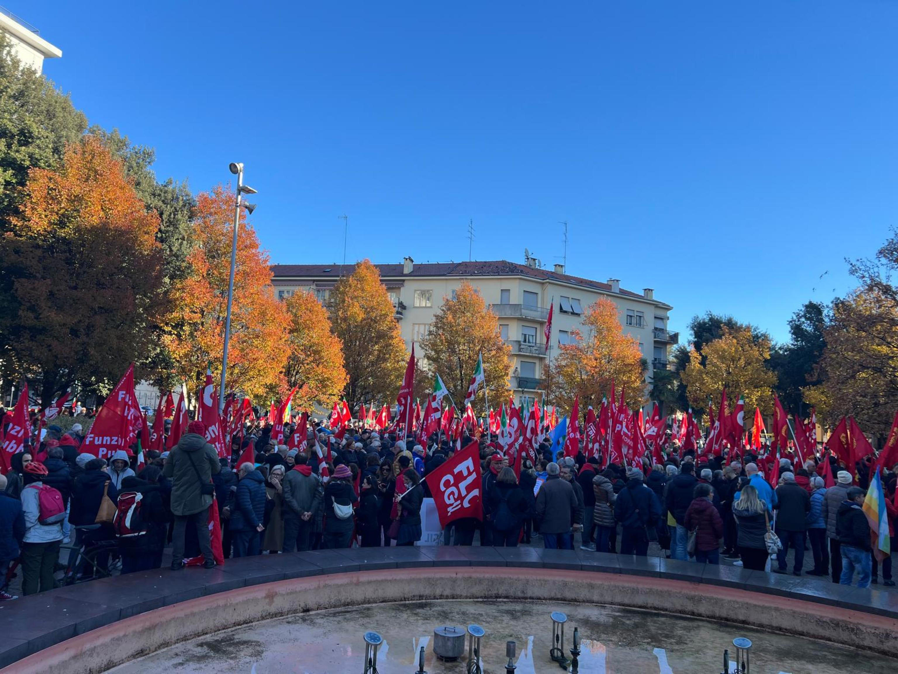 Corteo con duemila persone per sciopero generale a Pordenone Corteo con duemila persone per sciopero generale a Pordenone