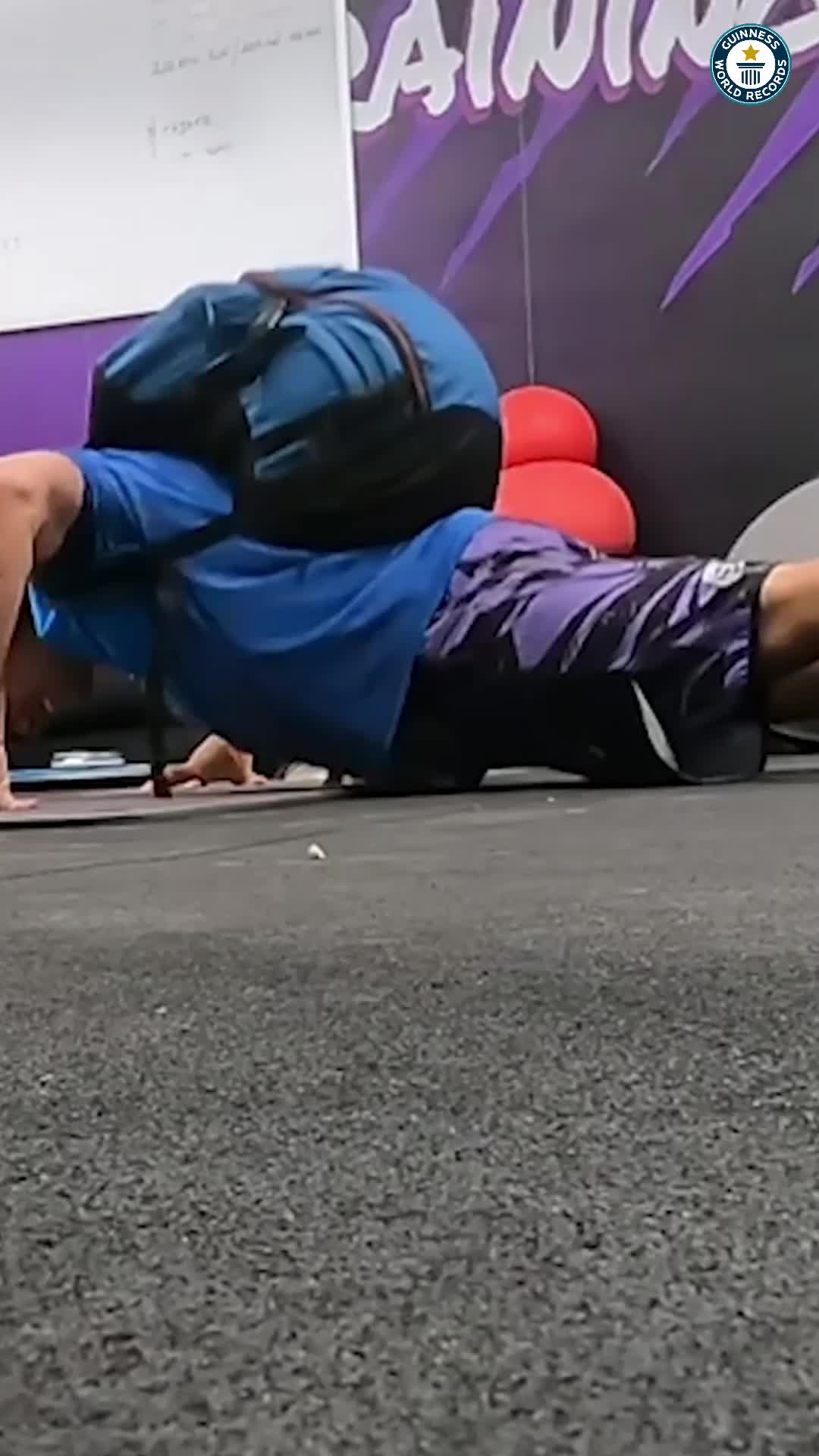 Alejandro Soler Tari bricht Rekord für Liegestütze mit den Fingerspitzen