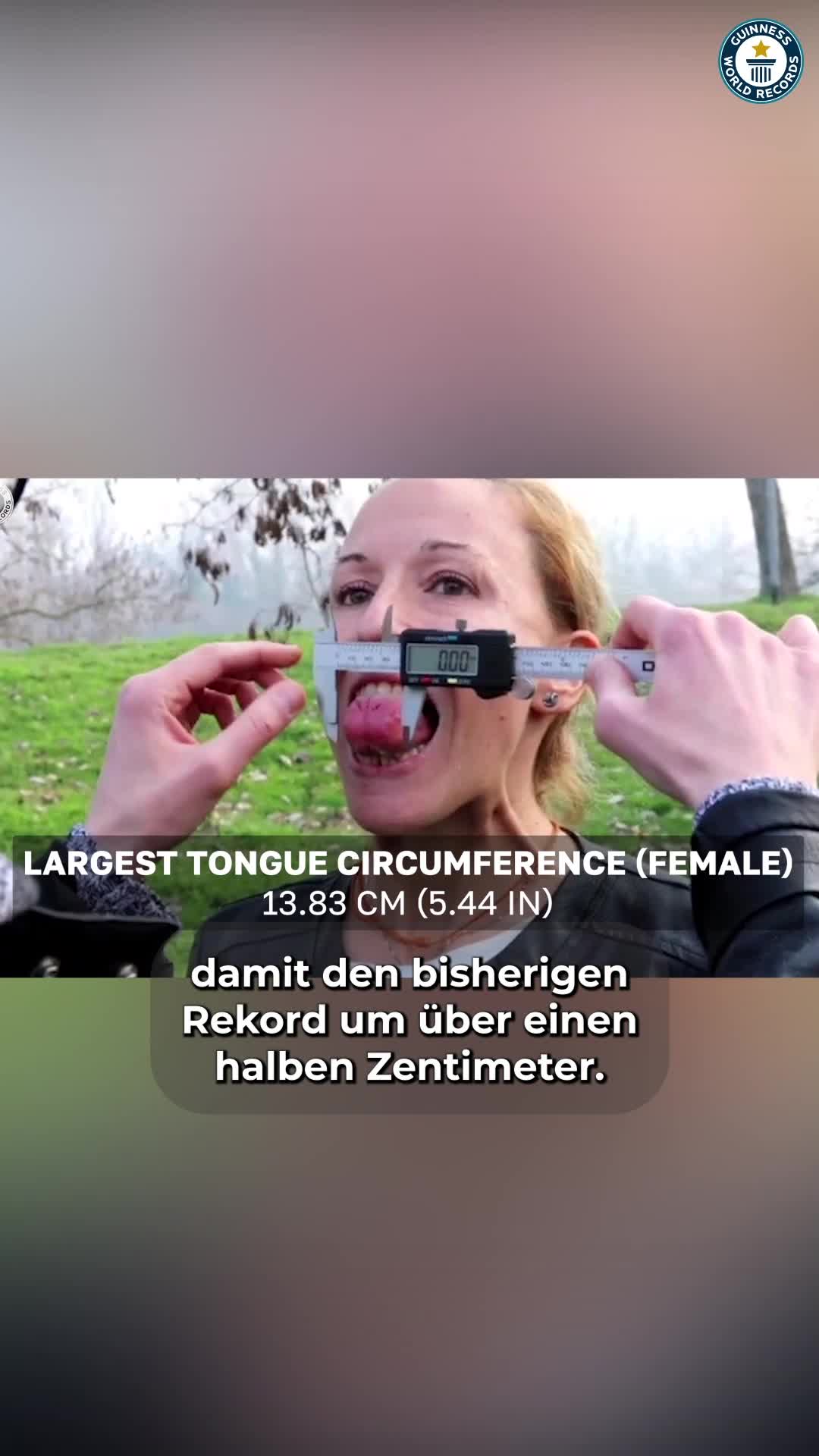 Ambra Collina bricht den Rekord für die längste Zunge