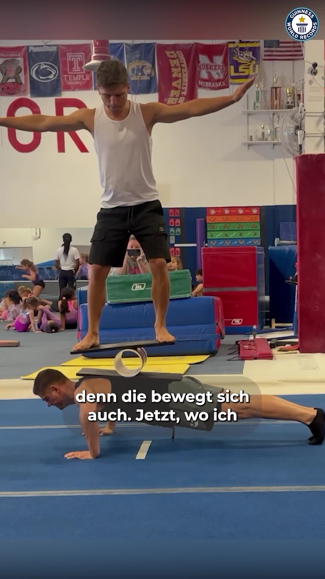 Balla Brothers führen extreme Balance-Liegestütze vor