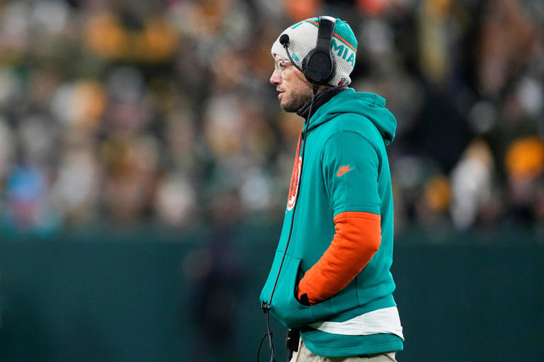 Miami Dolphins waiving linebacker Shaq Barrett off retired list