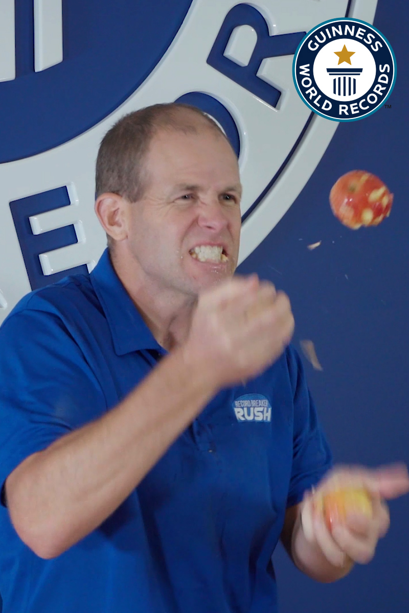 David Rush faz malabarismo com maçãs enquanto come para bater o recorde