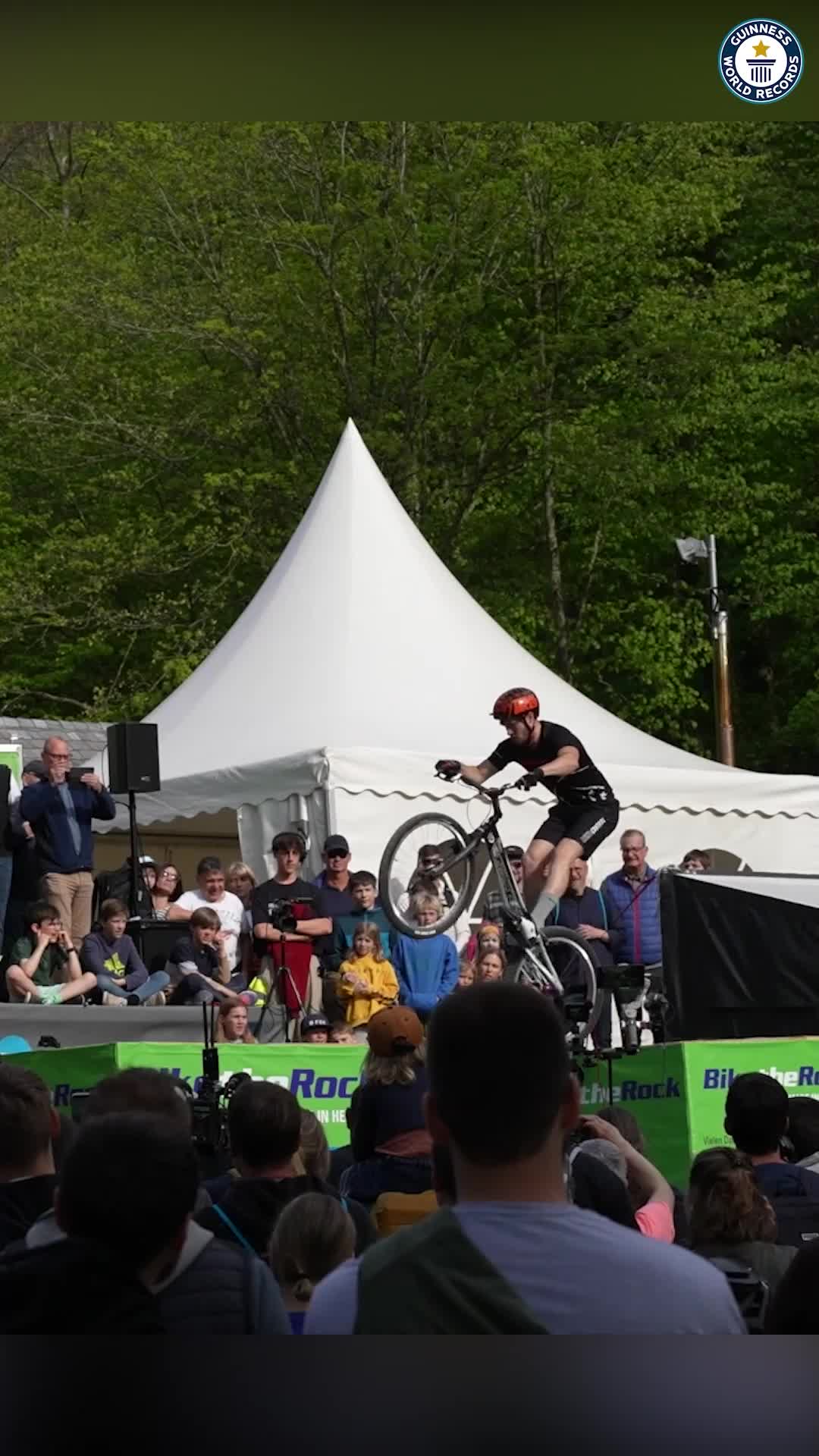Charlie Rolls batte il record mondiale di salto con la bicicletta