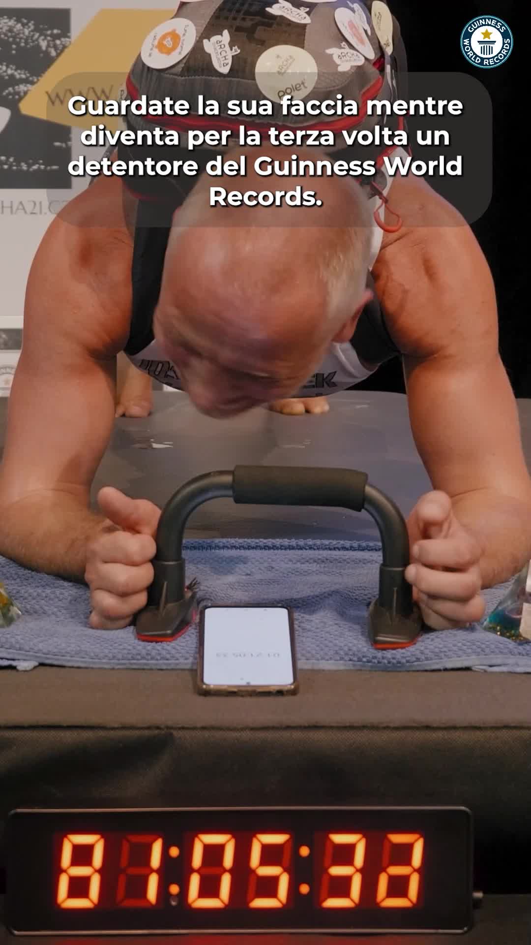 Alejandro Soler Tari batte il record di flessioni con le dita