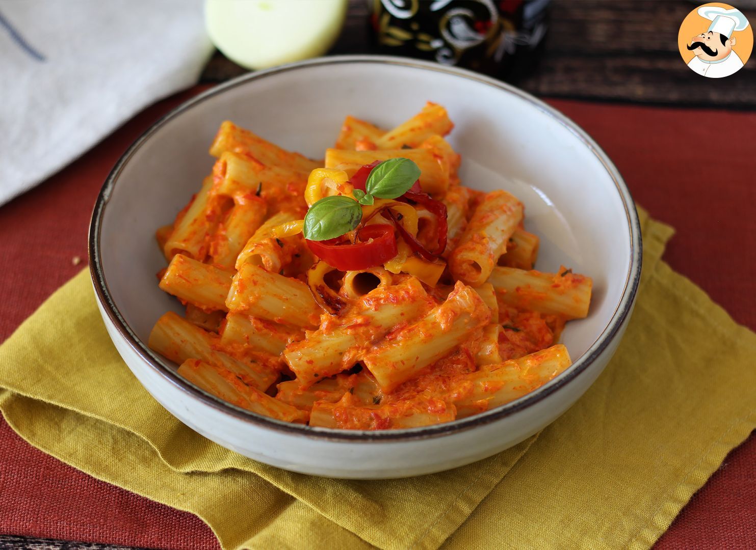 Pasta with peppers and fresh cheese, the best pasta dish for summer days