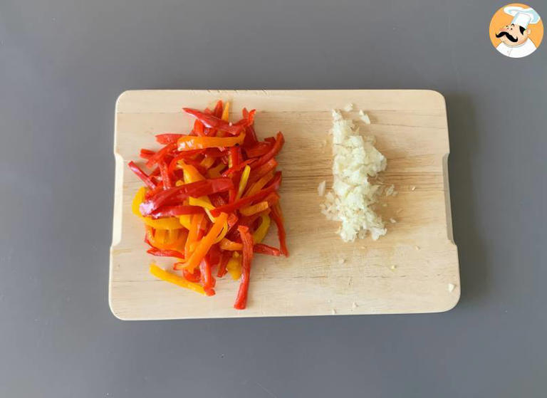 Pasta with peppers and fresh cheese, the best pasta dish for summer days
