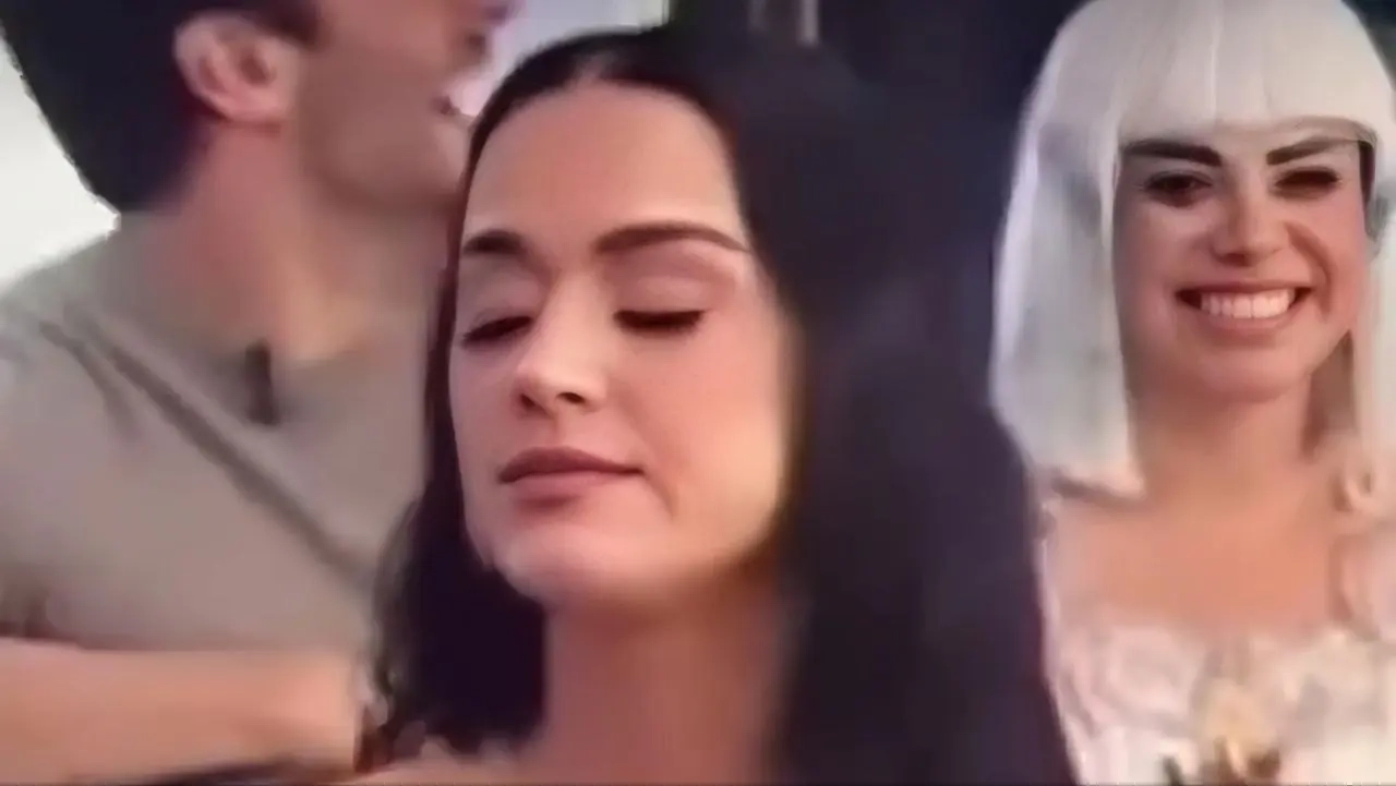 Surge nueva prueba de la incomodidad de Katy Perry en VLA Surge nueva prueba de la incomodidad de Katy Perry en VLA