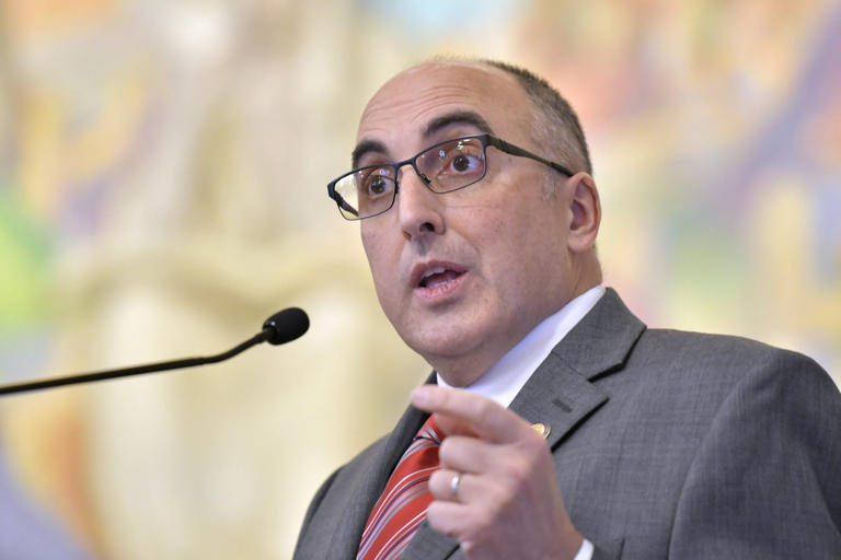 Gloucester mayor raises middle finger while leaving tense negotiations ... Gloucester mayor raises middle finger while leaving tense negotiations ...