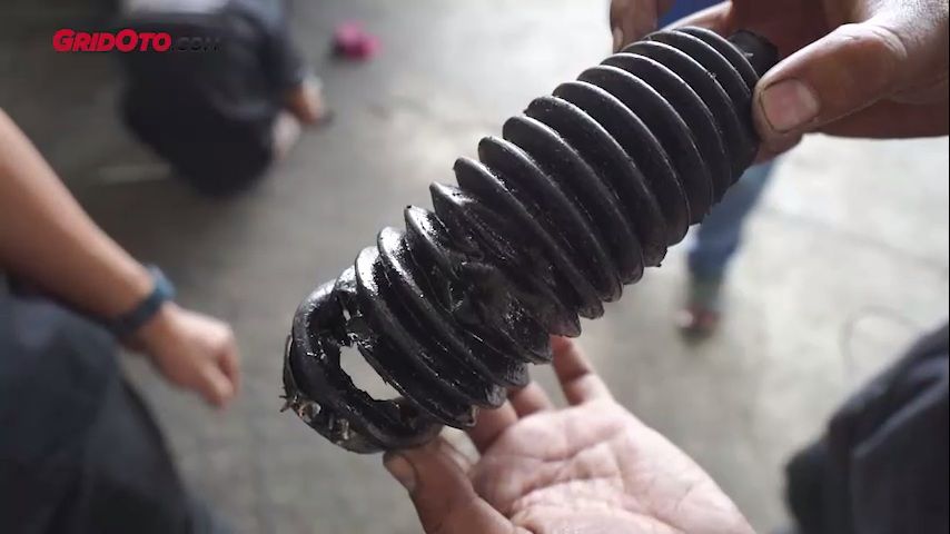 Karet boot rack steer mobil sudah sobek dibiarkan, ini akibatnya