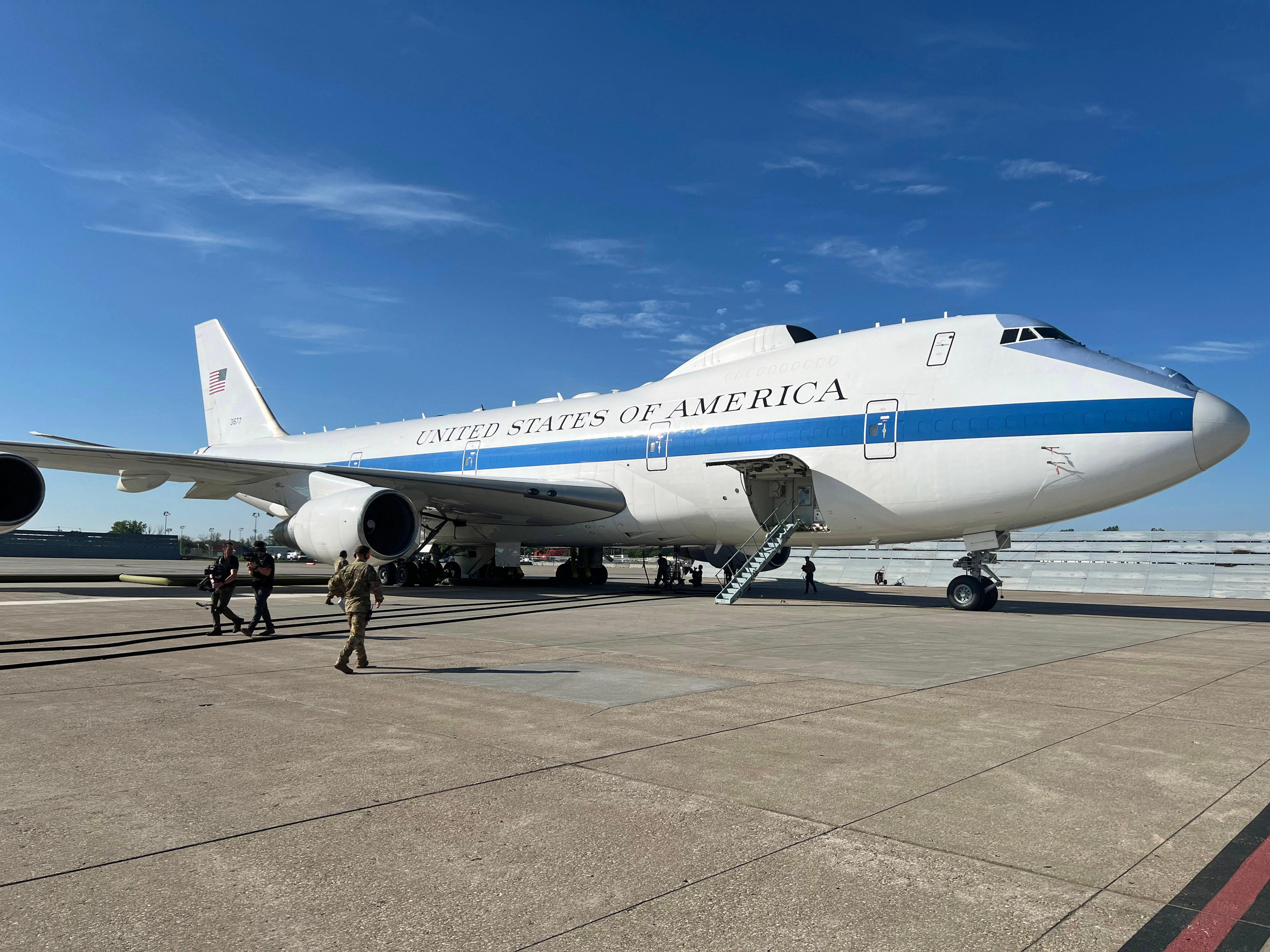 See inside the E-4B 'Nightwatch,' the president's 'doomsday plane' that ...