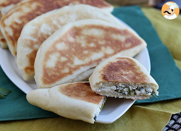 Crêpes turques farcies à la fêta, citron et persil - gözleme