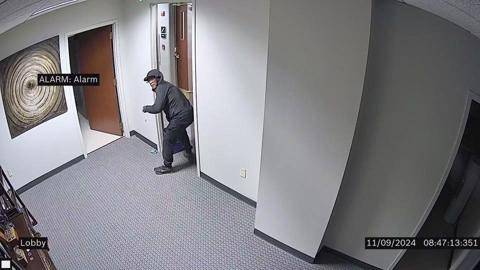 Police searching for man seen sneaking around Gwinnett County office ... Police searching for man seen sneaking around Gwinnett County office ...