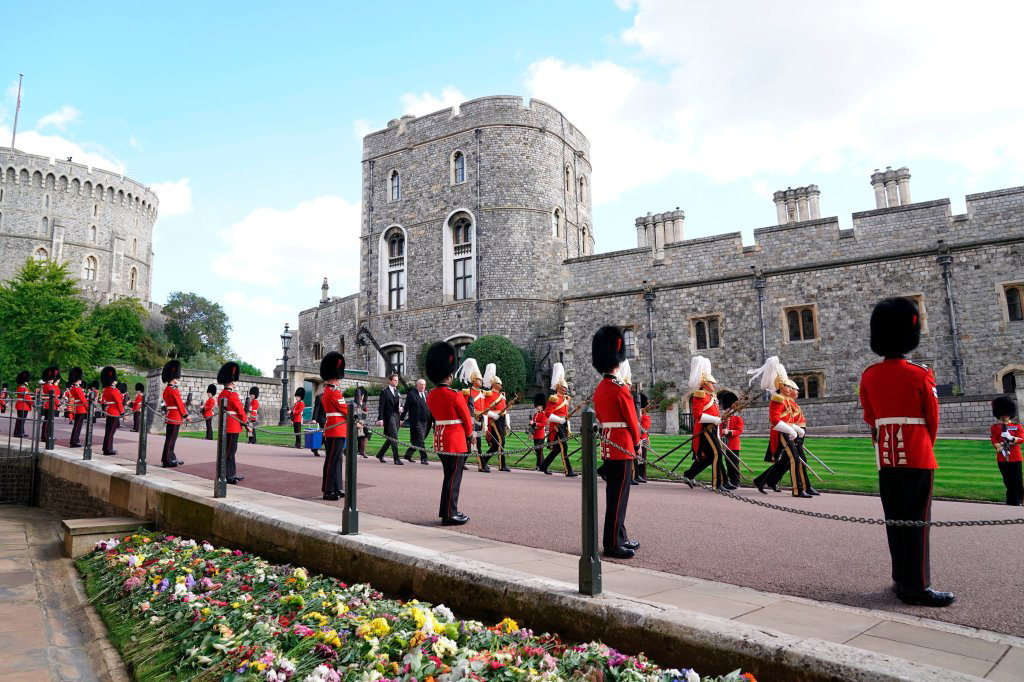 Masked burglars break into Windsor Castle estate, steal 2 vehicles Masked burglars break into Windsor Castle estate, steal 2 vehicles